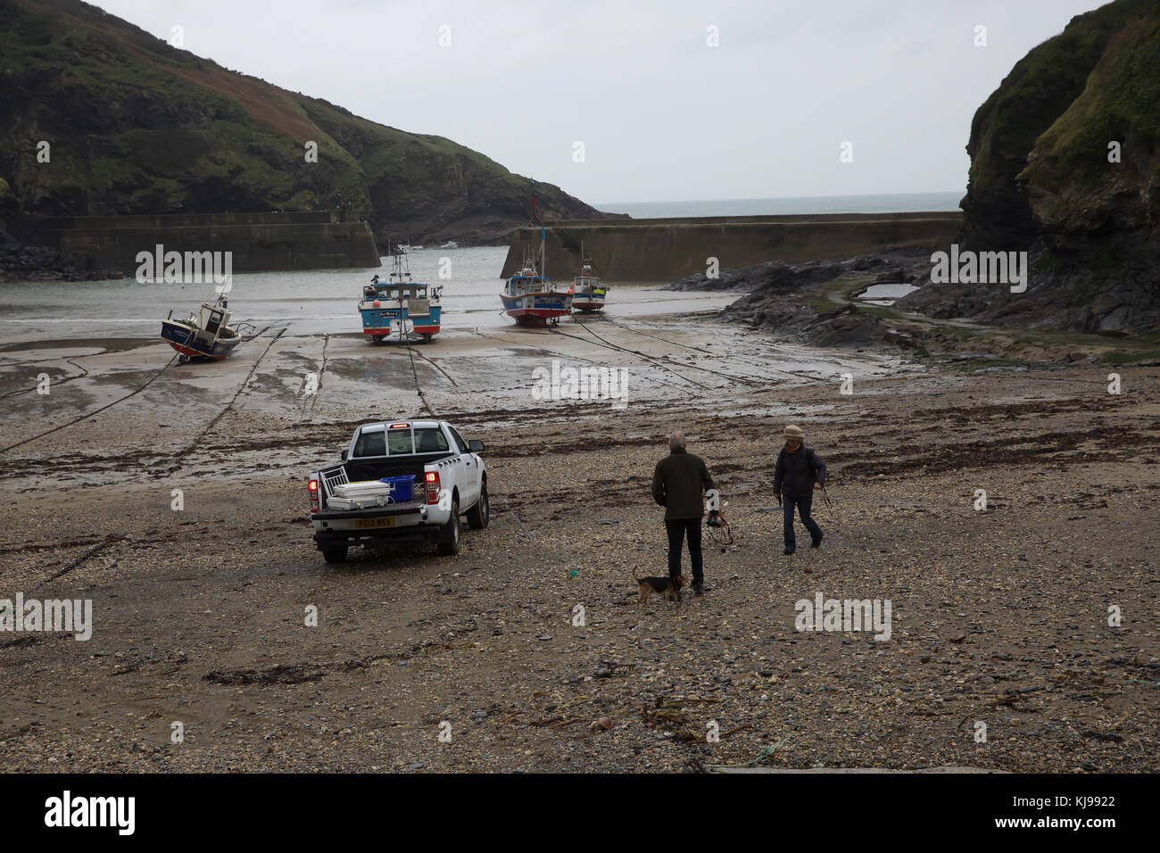 Port Isaac, UK. 22nd Nov, 2017. Overcast, but warm for the time of year ...