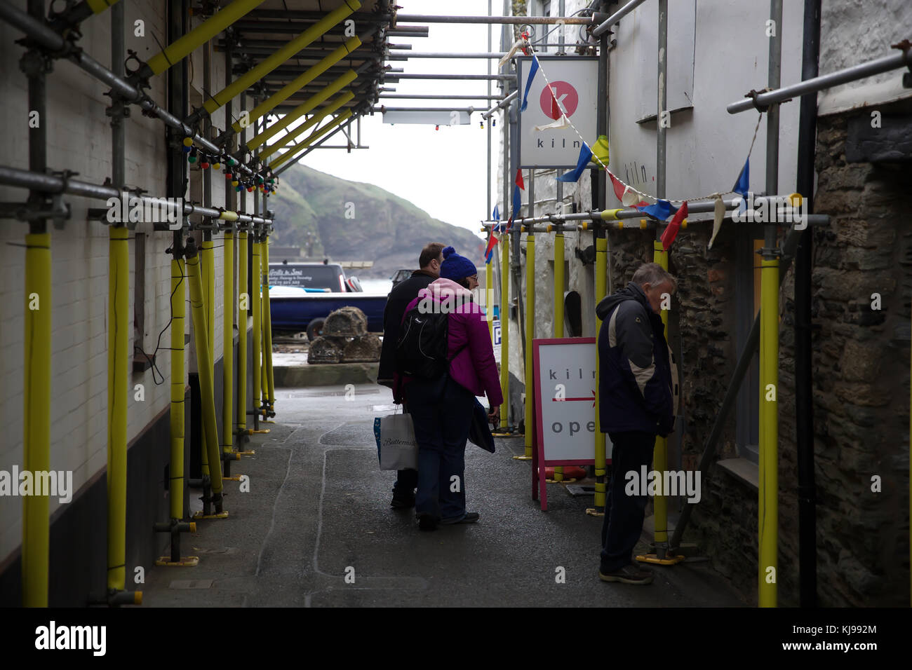 Port Isaac, UK. 22nd Nov, 2017. Overcast, but warm for the time of year ...