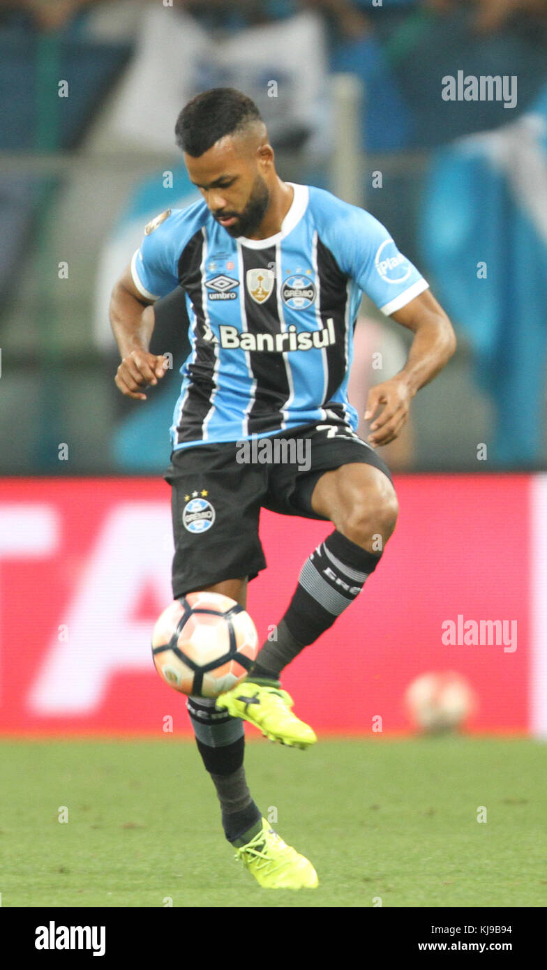 Porto Alegre, Brazil. 22nd Nov, 2017. Fernandinho tries to dominate the ...