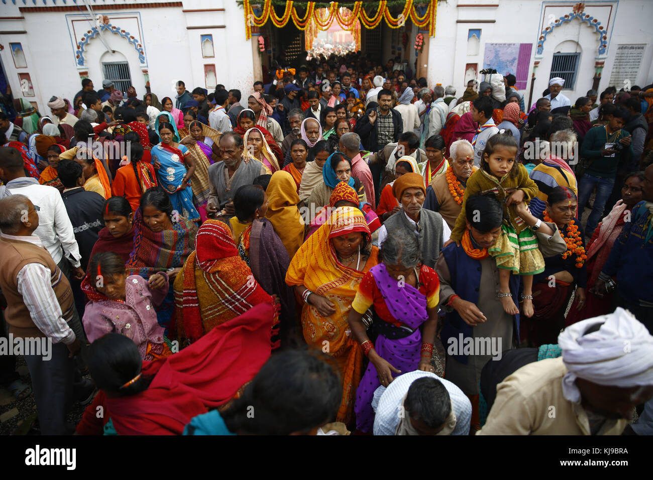 Janakpur, Nepal. 23rd Nov, 2017. Devotees enter the temple to offer ...