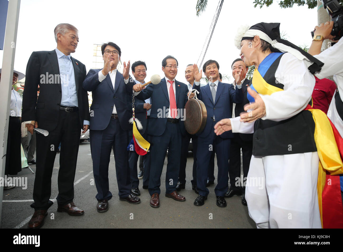 23rd Nov, 2017. Opposition leader in Ho Chi Minh Hong Joon-pyo (C ...