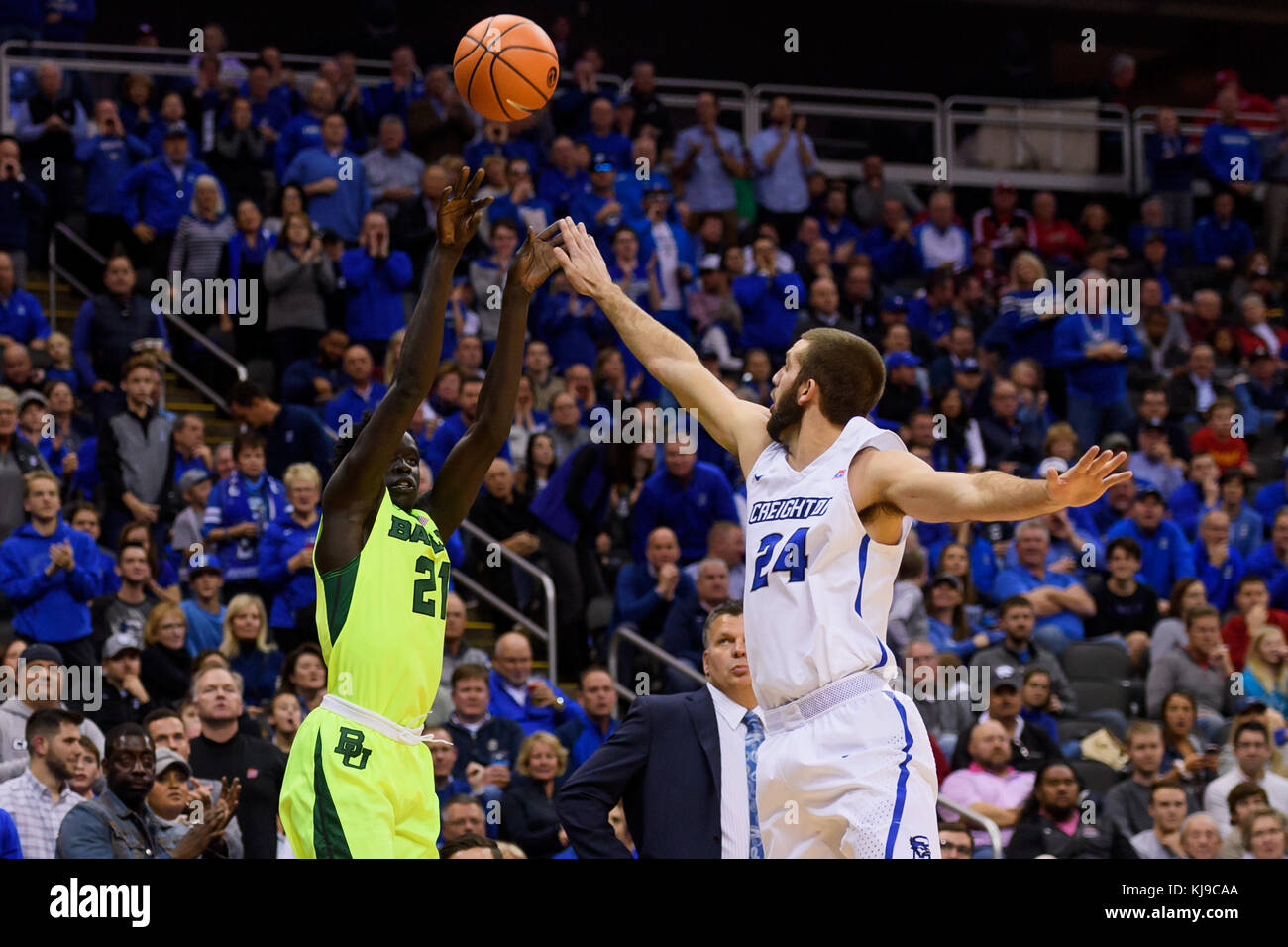 Kansas City, MO. U.S. 21st Nov, 2017. Baylor Bears forward Nuni Omot ...