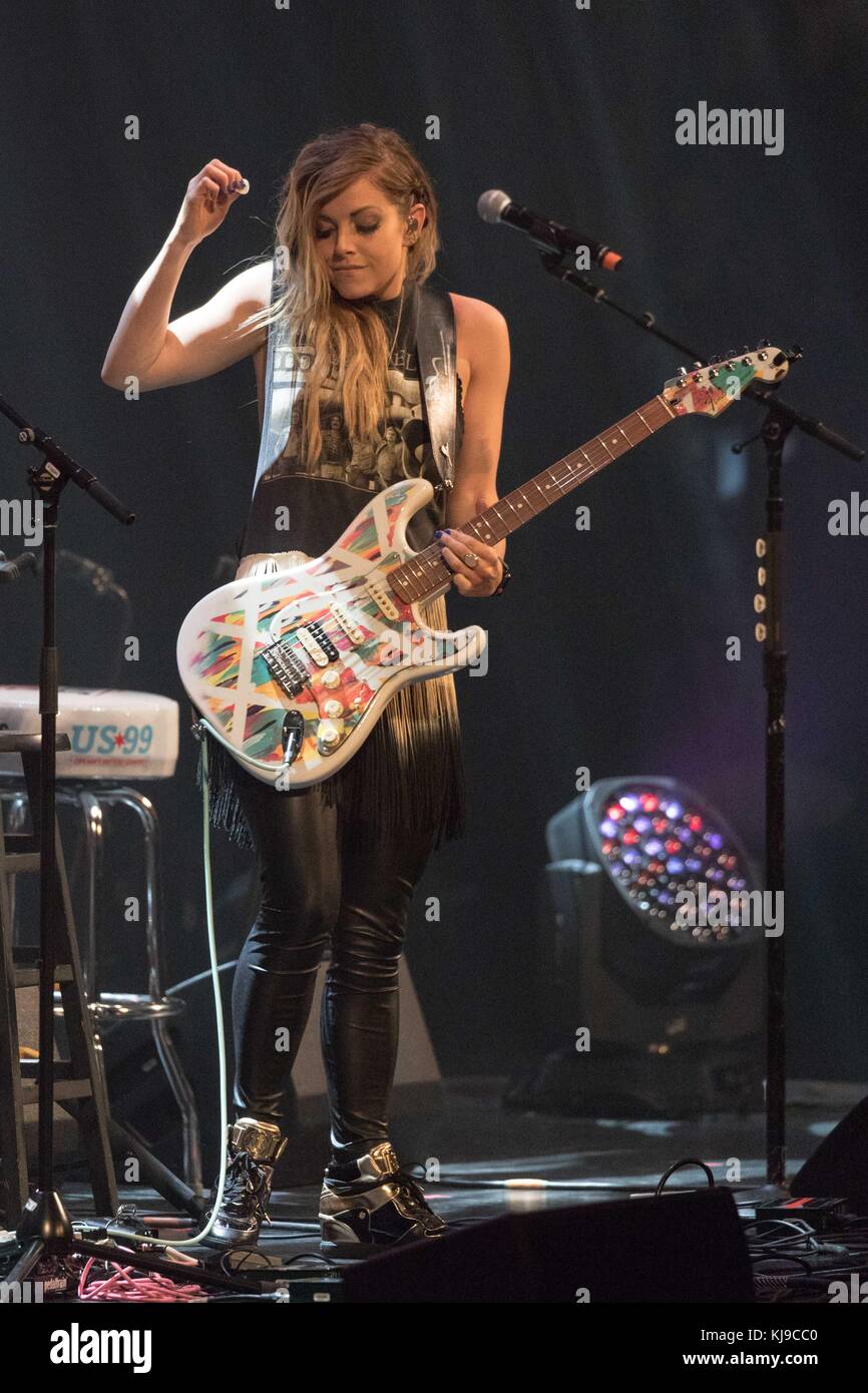 Chicago, Illinois, USA. 15th Nov, 2017. Musician LINDSAY ELL during the ...