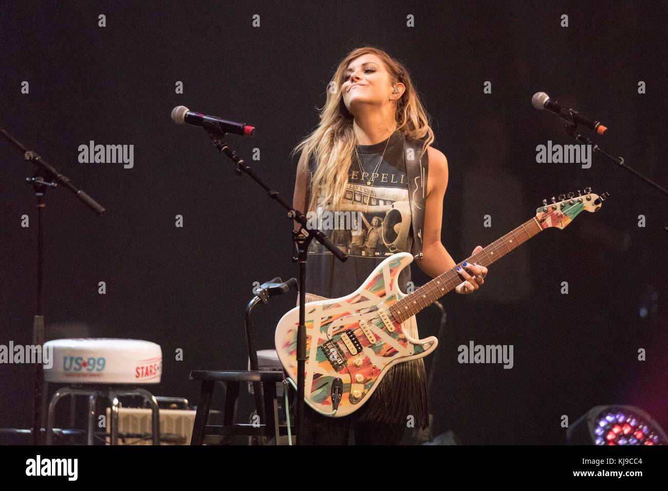 Chicago, Illinois, USA. 15th Nov, 2017. Musician LINDSAY ELL during the ...