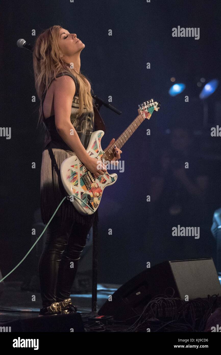 Chicago, Illinois, USA. 15th Nov, 2017. Musician LINDSAY ELL during the ...