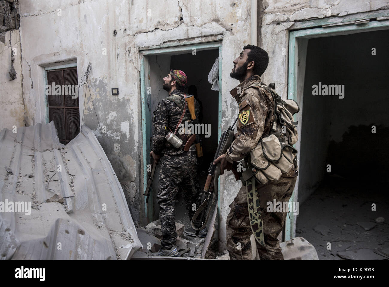 Raqqa, Syria. 12th Aug, 2017. SDF fighters look over head as a ...