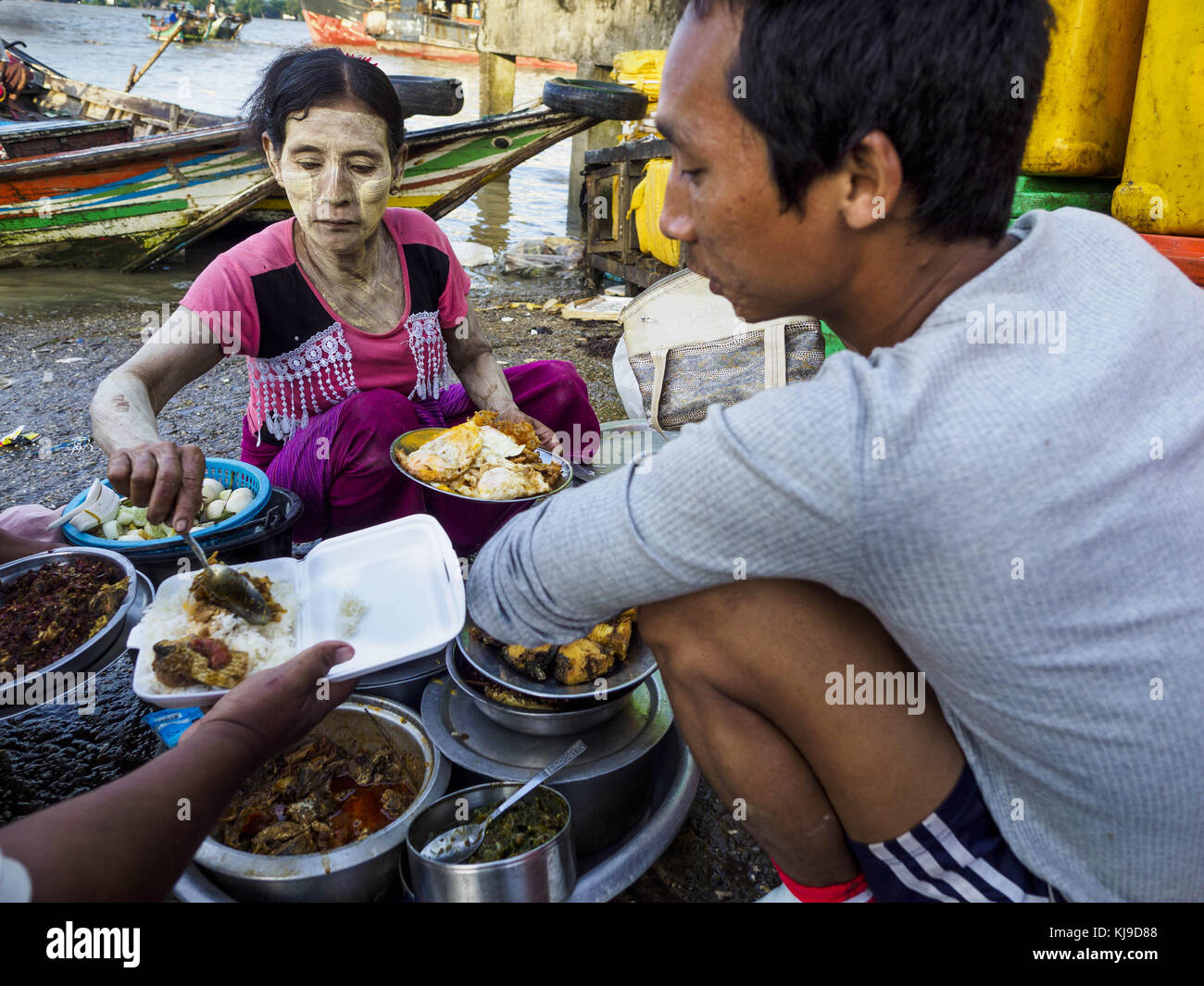 Yangon, Yangon Region, Myanmar. 23rd Nov, 2017. A food vender serves ...