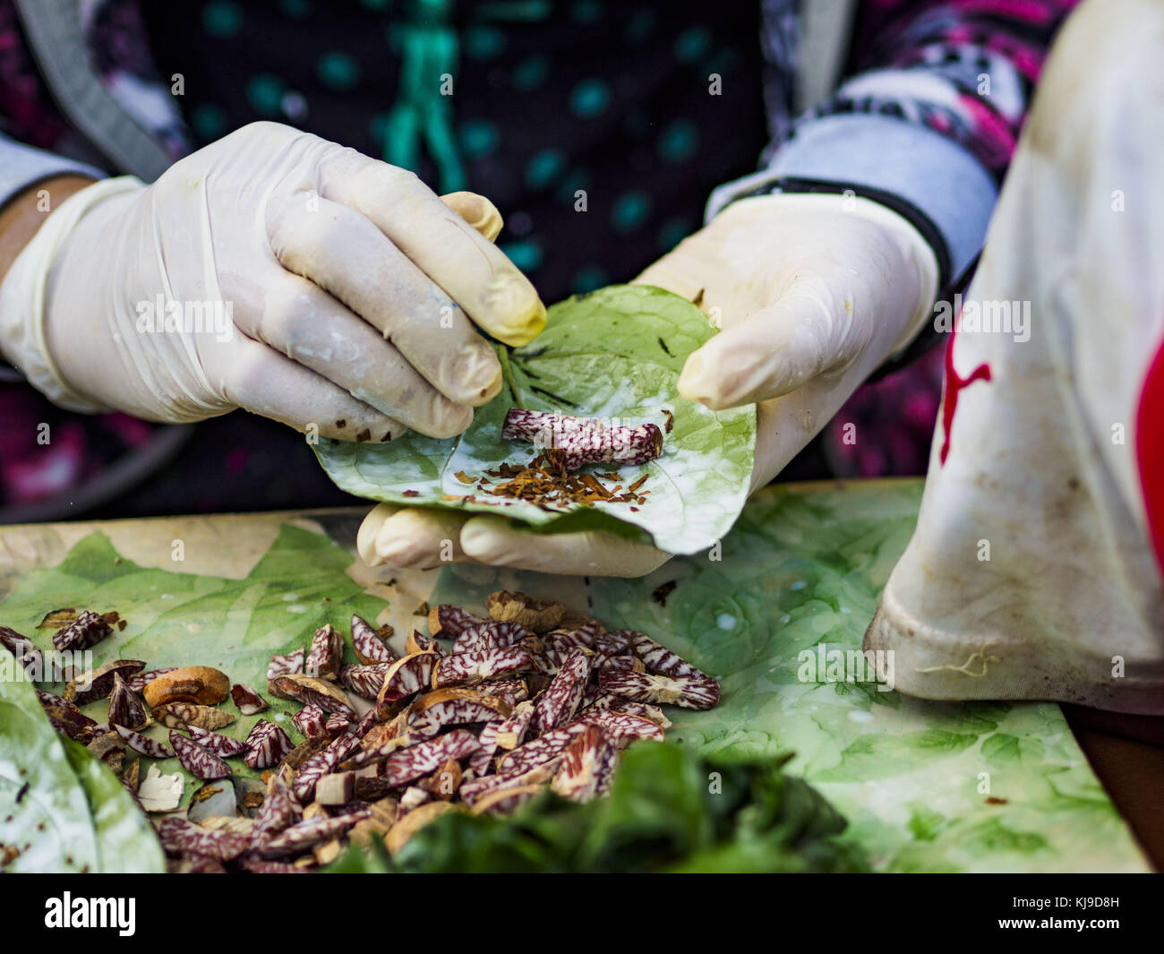 Yangon, Yangon Region, Myanmar. 23rd Nov, 2017. Making betel for sale ...