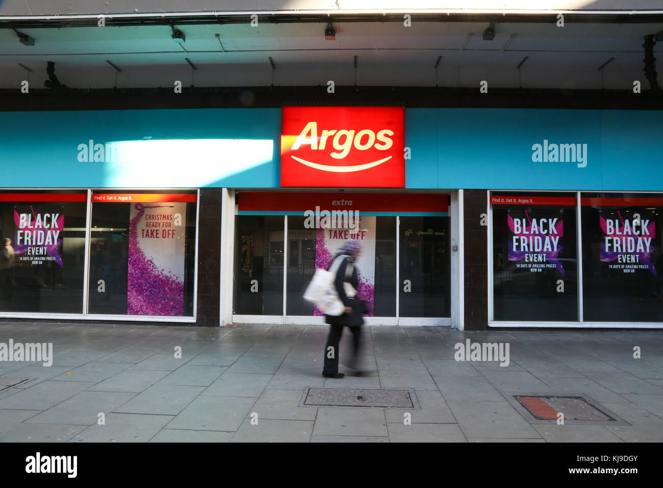 Wood Green. London, UK. 23rd Nov, 2017. Shoppers walk past Argos store ...