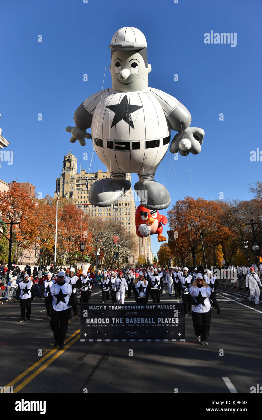 New York, USA. 23rd November, 2017. Harold The Baseball Player balloon ...
