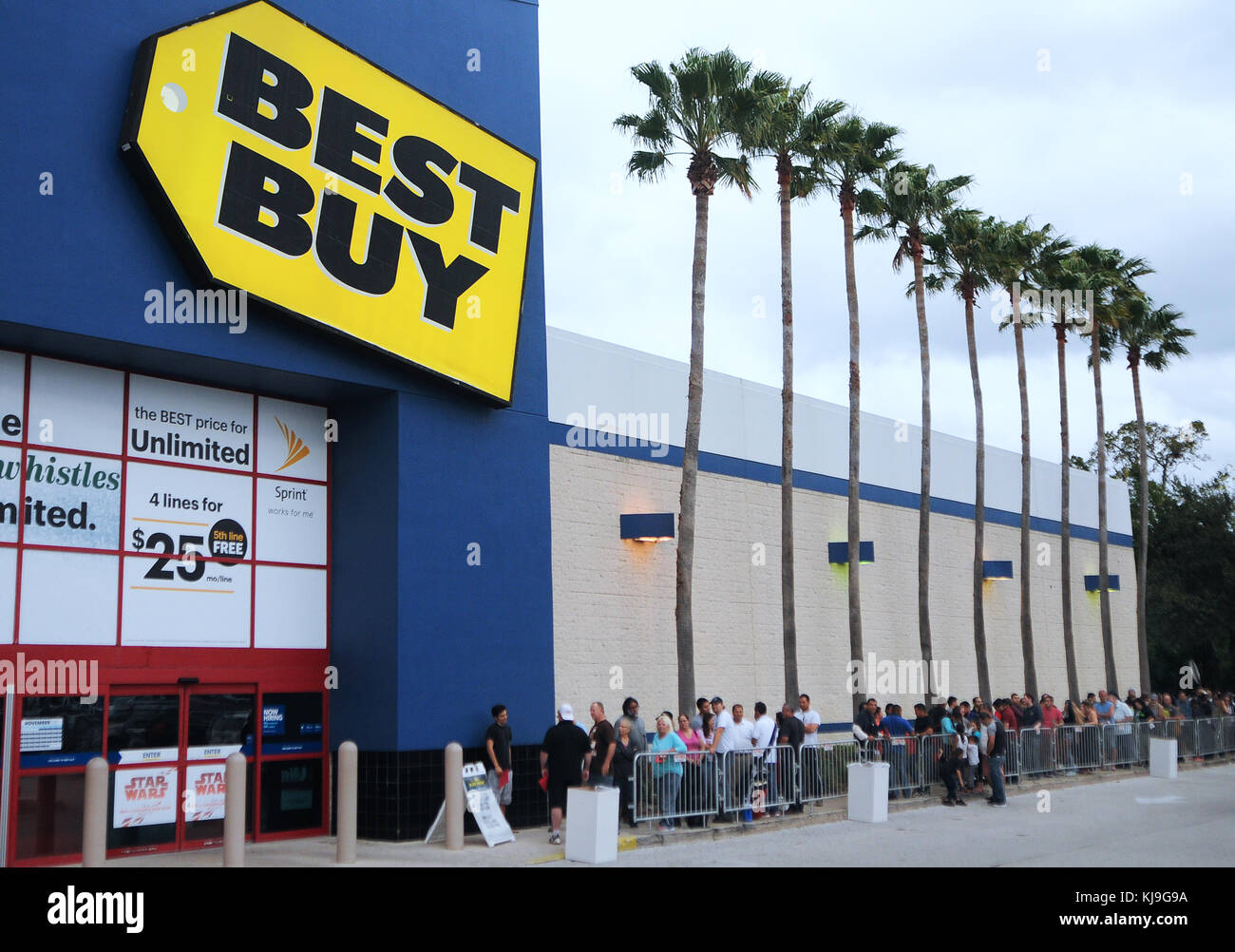 Shoppers wait black friday hi-res stock photography and images - Alamy