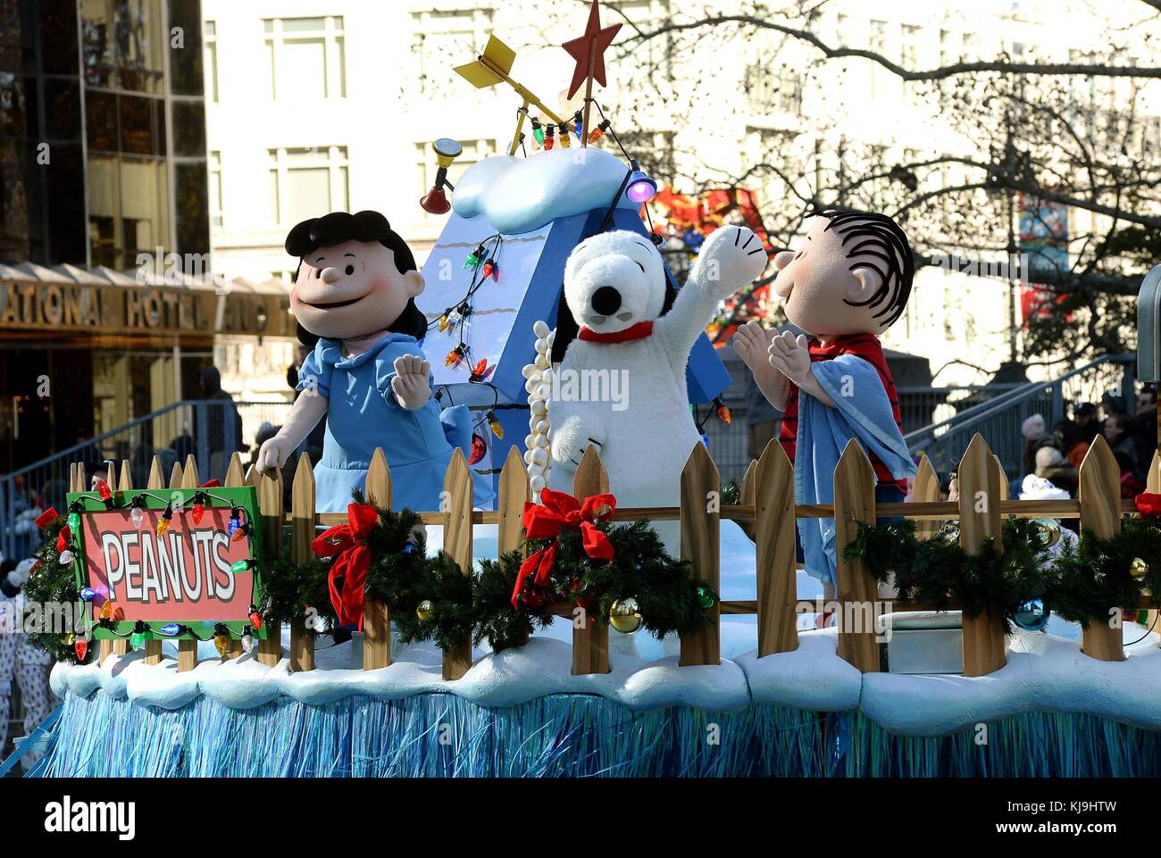 New York, NY, USA. 23rd Nov, 2017. The Peanuts, float out and about for ...