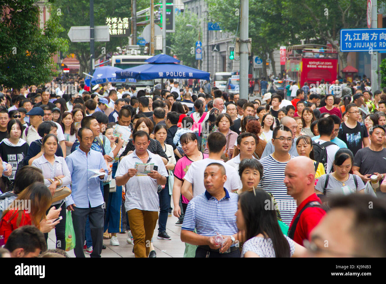 People walk down Nanjing Road in Shanghai, China Stock Photo - Alamy