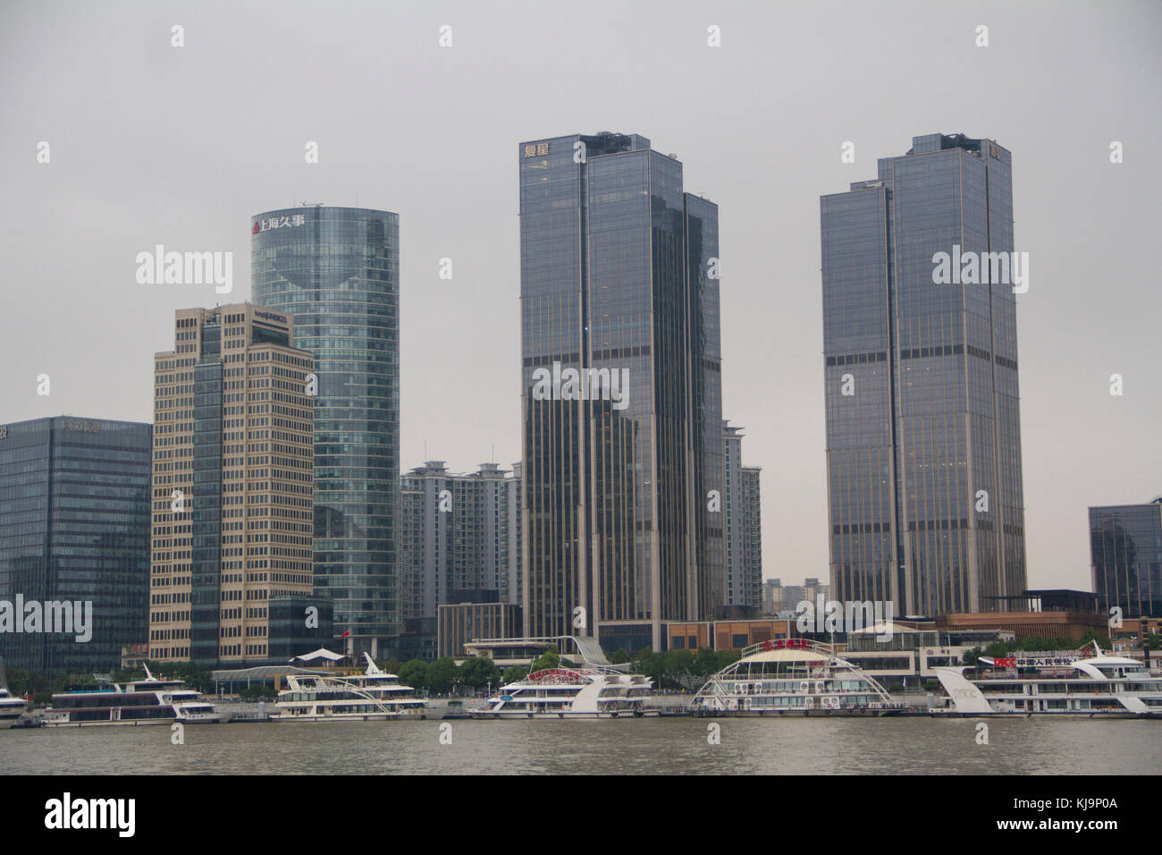 Ferries docked on the Huangpu River in Shanghai, China Stock Photo - Alamy