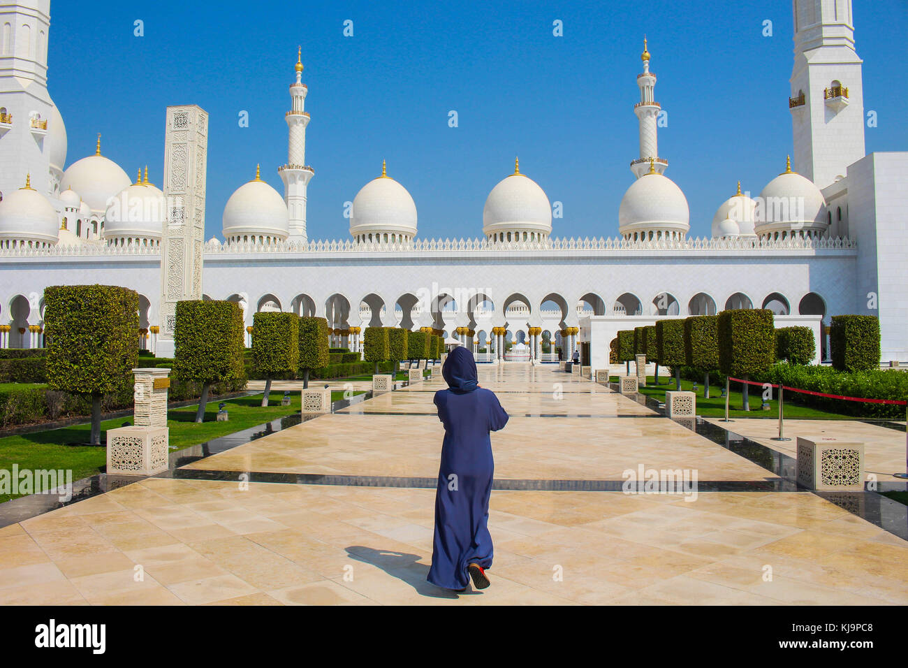 Woman in traditional Abaya Stock Photo - Alamy