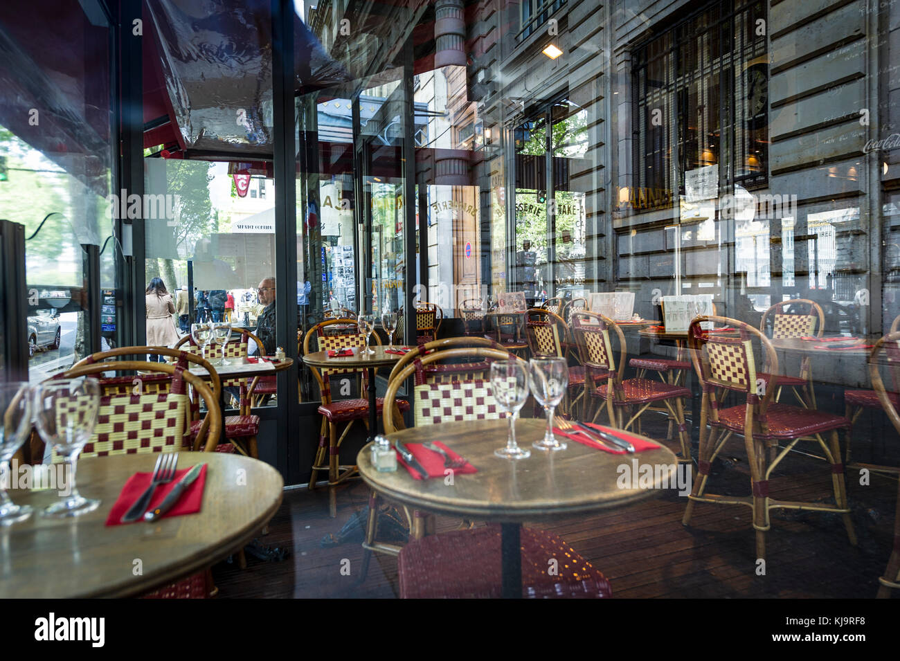 Empty tables at a Parisian cafe Stock Photo - Alamy