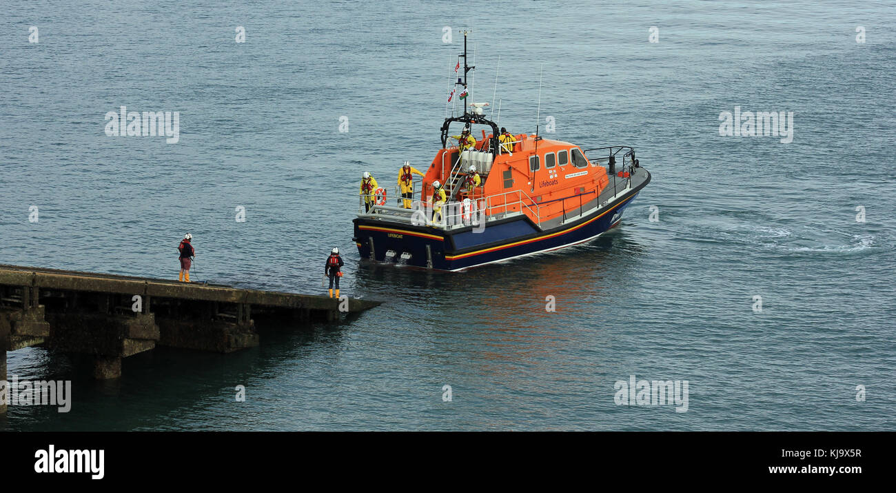 Lifeboat reversed up to the slipway hi-res stock photography and images ...