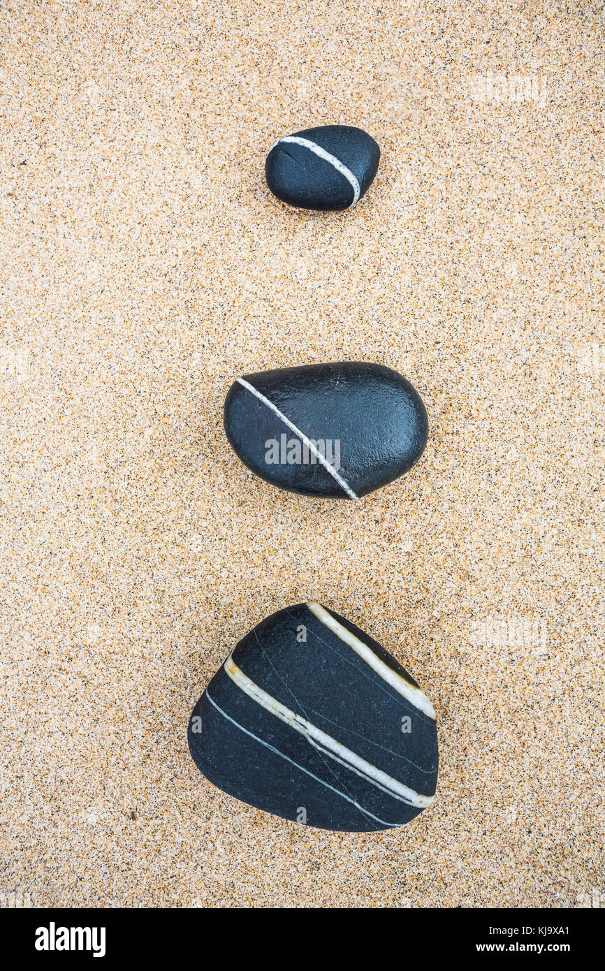 Black pebbles top view hi-res stock photography and images - Alamy