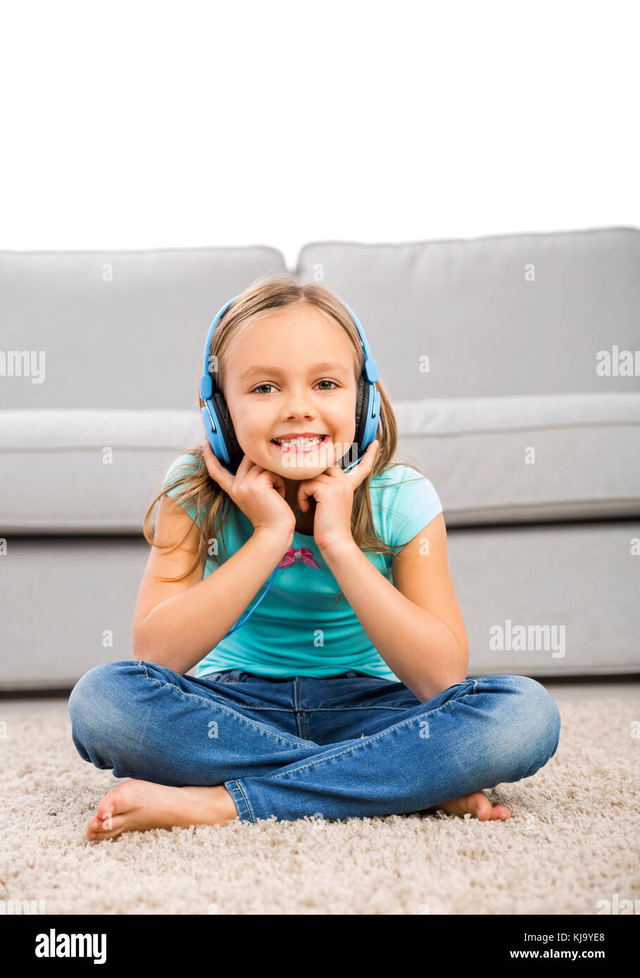 Girl headphones listen to music hi-res stock photography and images - Alamy