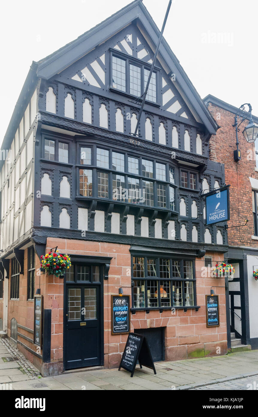 Ye Olde Custom House Inn historic public house in Watergate Street ...