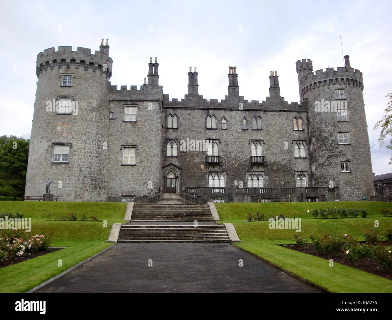 Tall stone tower ireland hi-res stock photography and images - Alamy