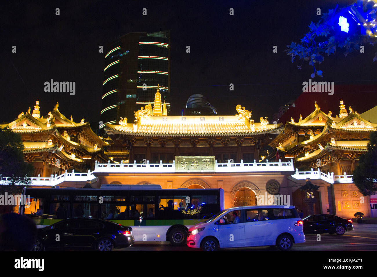 Jing An Temple in central Shanghai at night Stock Photo - Alamy