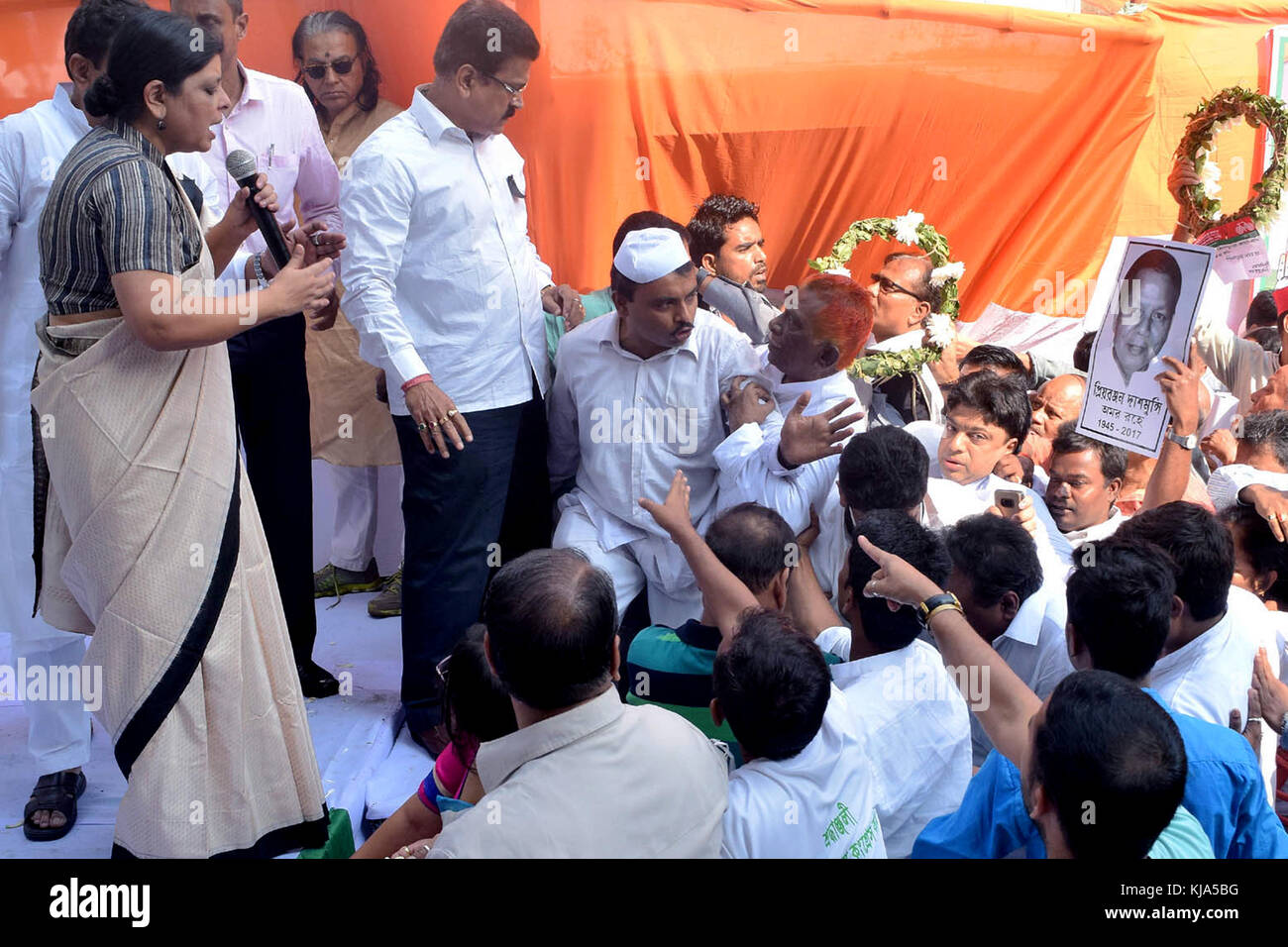 Kolkata, India. 21st Nov, 2017. Congress member and people pay their ...