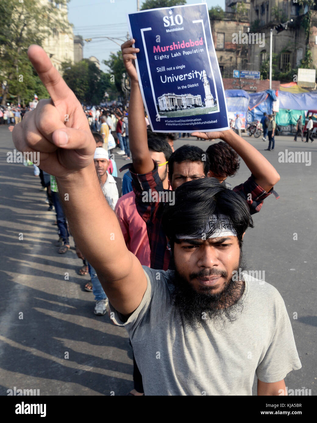 Kolkata, India. 21st Nov, 2017. SIO activist hold poster and shout ...