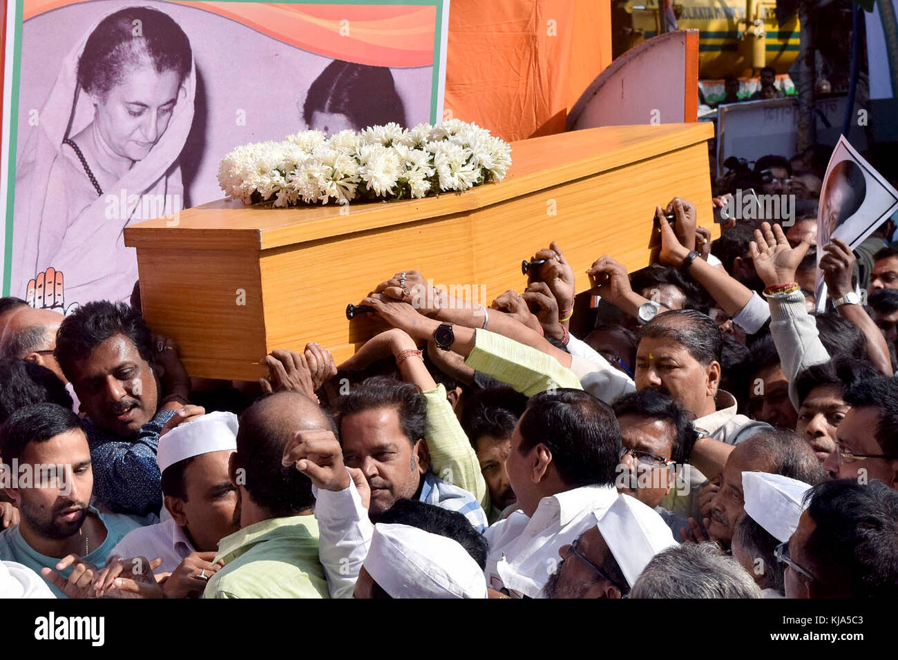 Kolkata, India. 21st Nov, 2017. The mortal remaining of Priya Ranjan ...