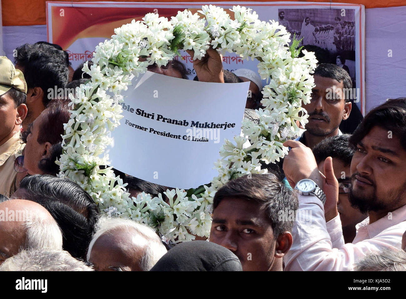 Kolkata, India. 21st Nov, 2017. People pay their last respect to the ...