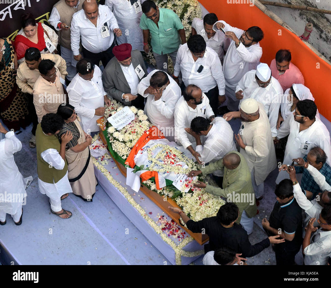 Kolkata, India. 21st Nov, 2017. Congress member and people pay their ...