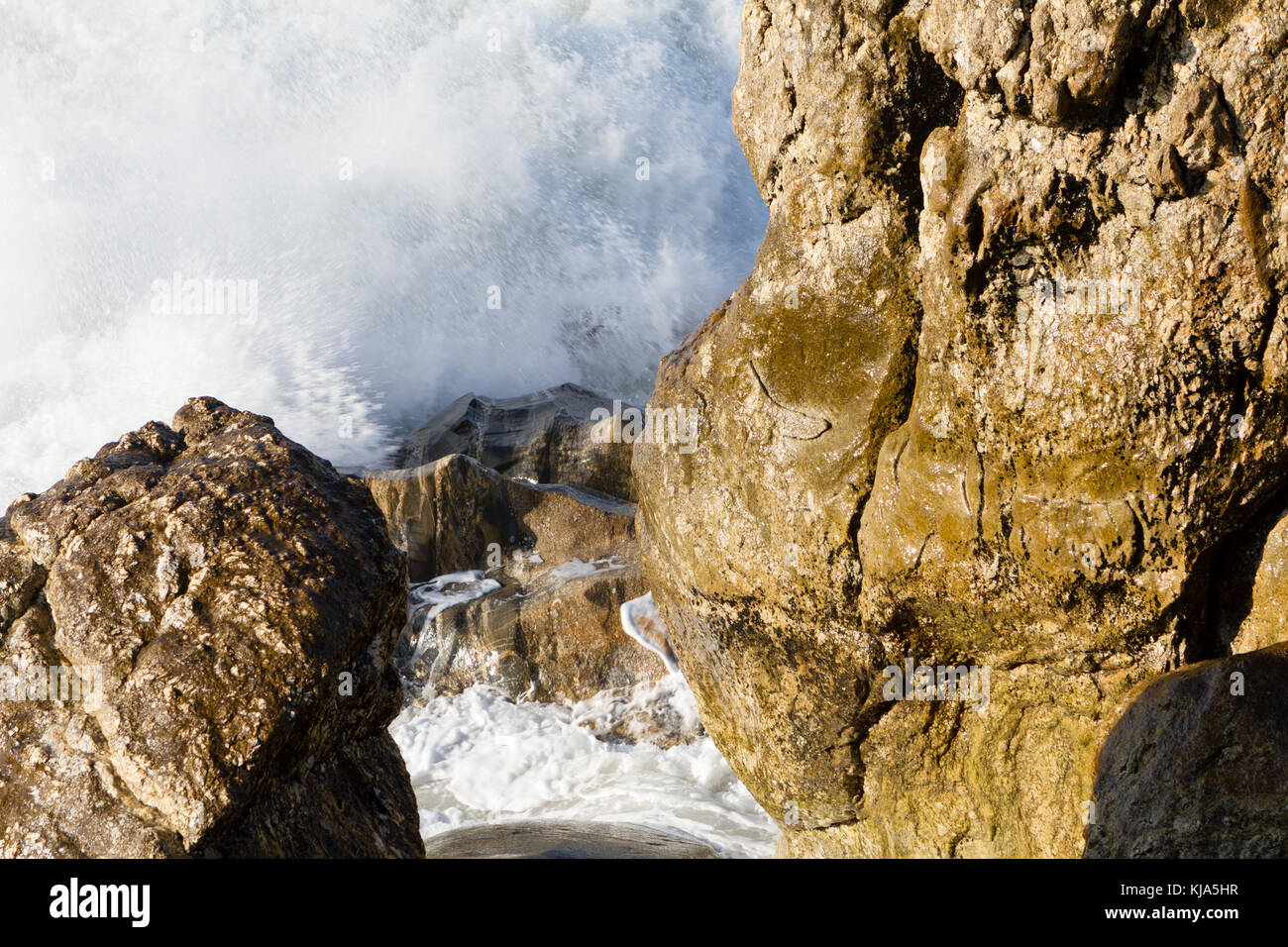 Crashing wave and rocks hi-res stock photography and images - Alamy