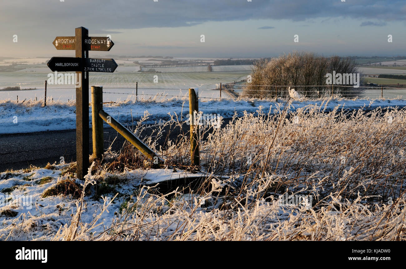 Ridgeway signpost on Hackpen Hill Stock Photo - Alamy