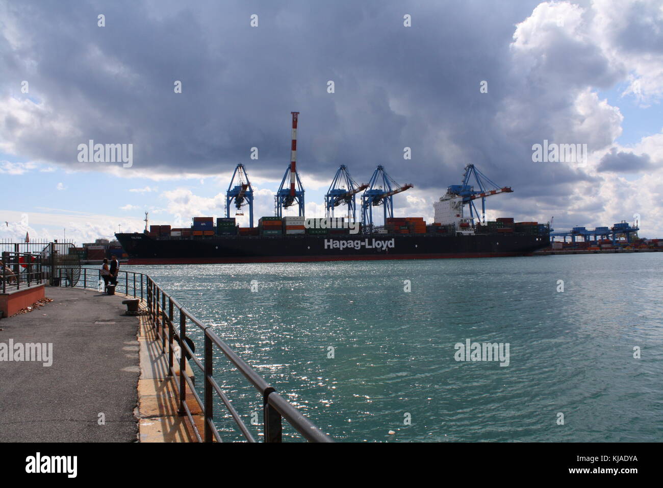 Giant cargo ship hi-res stock photography and images - Alamy