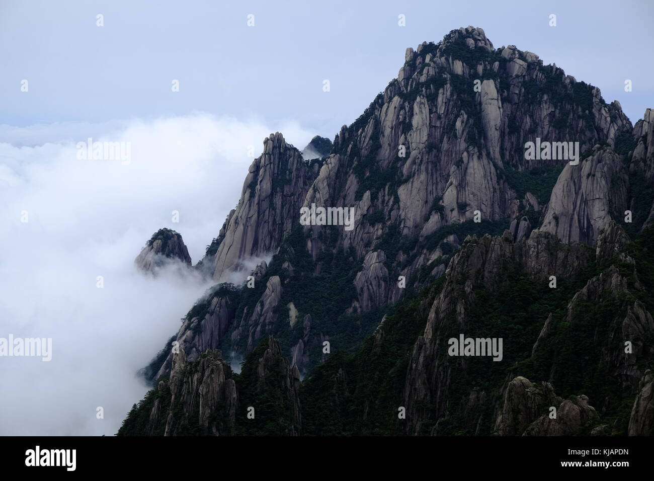 Huangshan mountain china sea of clouds hi-res stock photography and ...