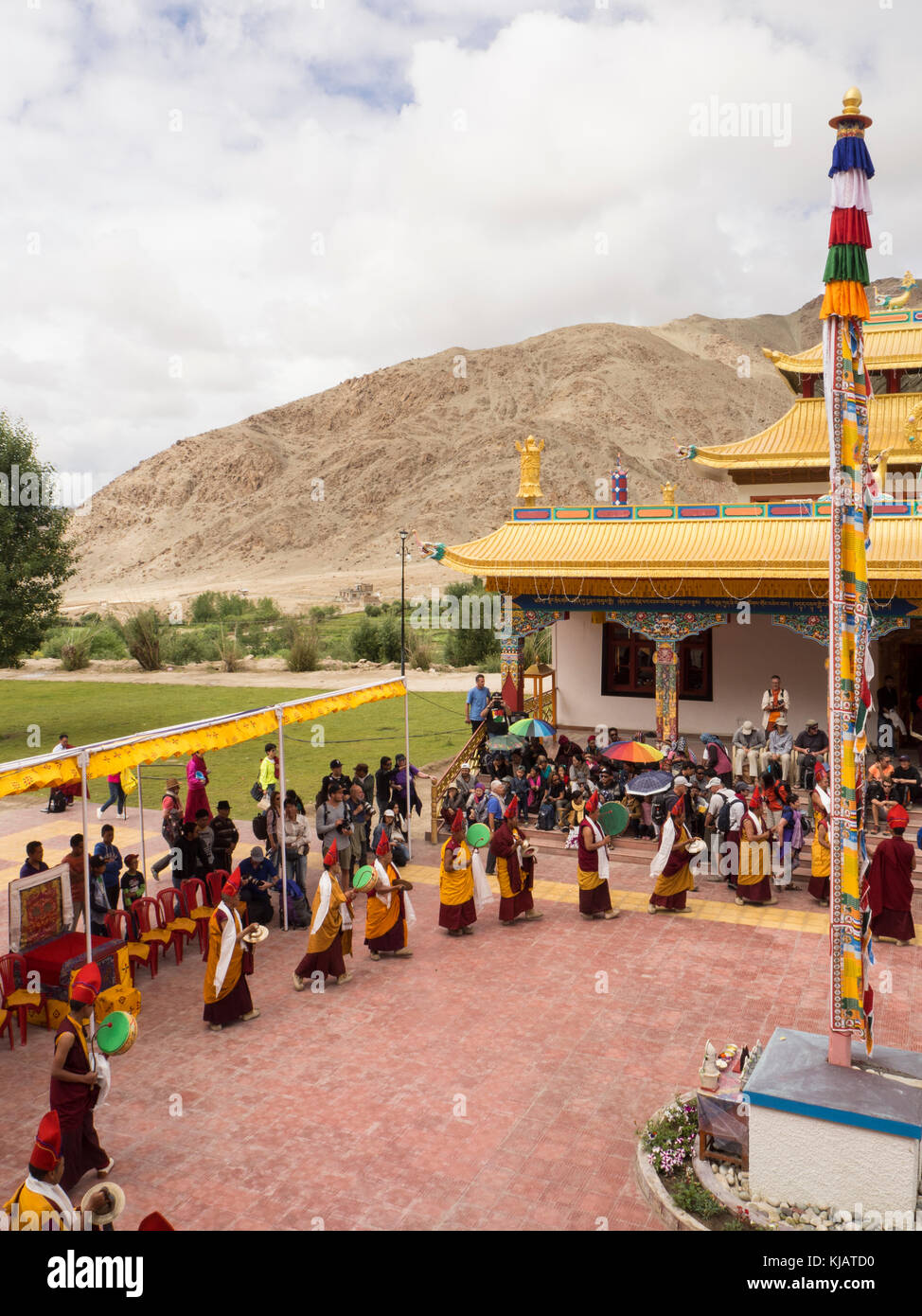 Buddhist monks traveling hi-res stock photography and images - Alamy