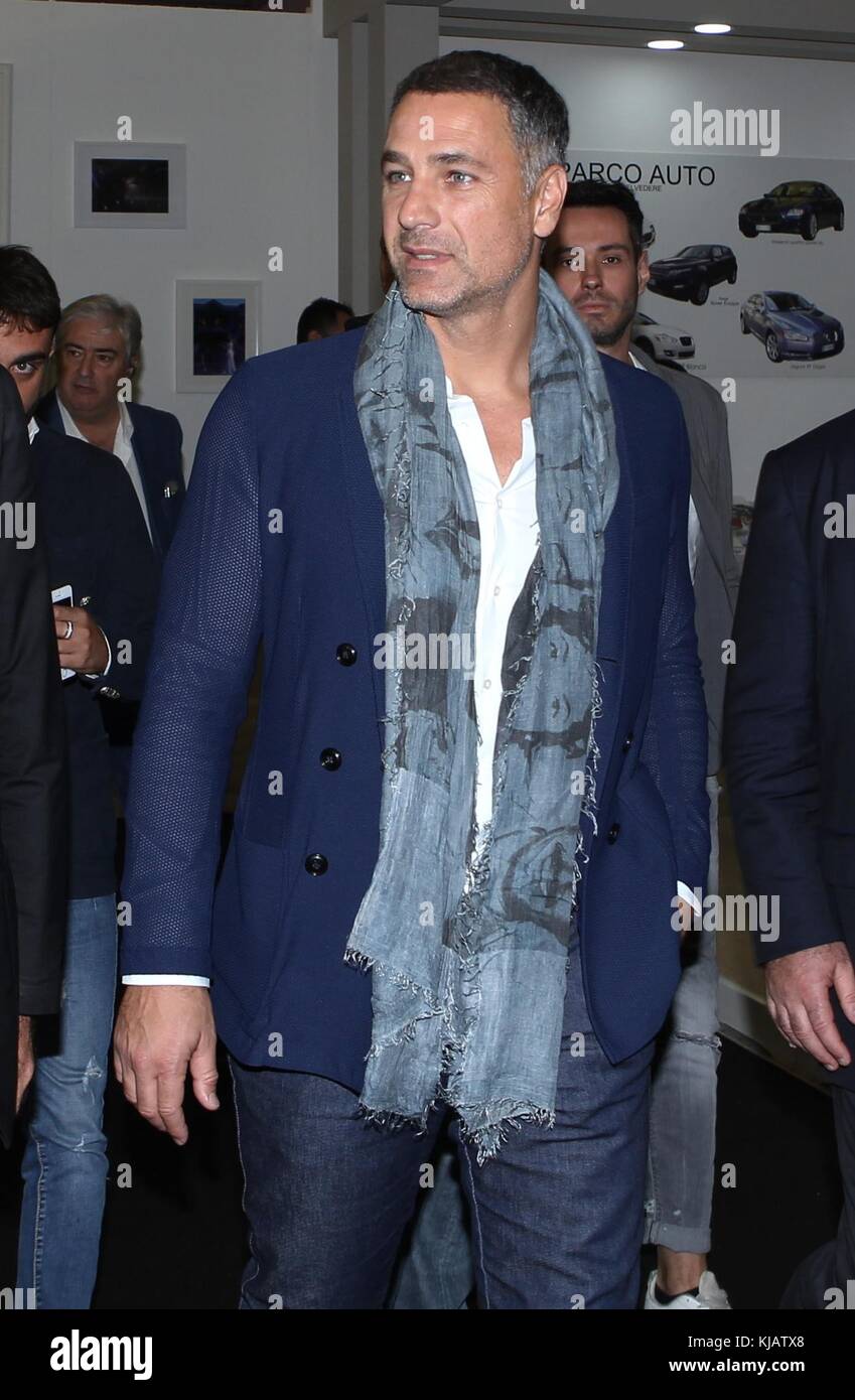 Raoul Bova receives the 'most beloved Italian' award from the hands of ...