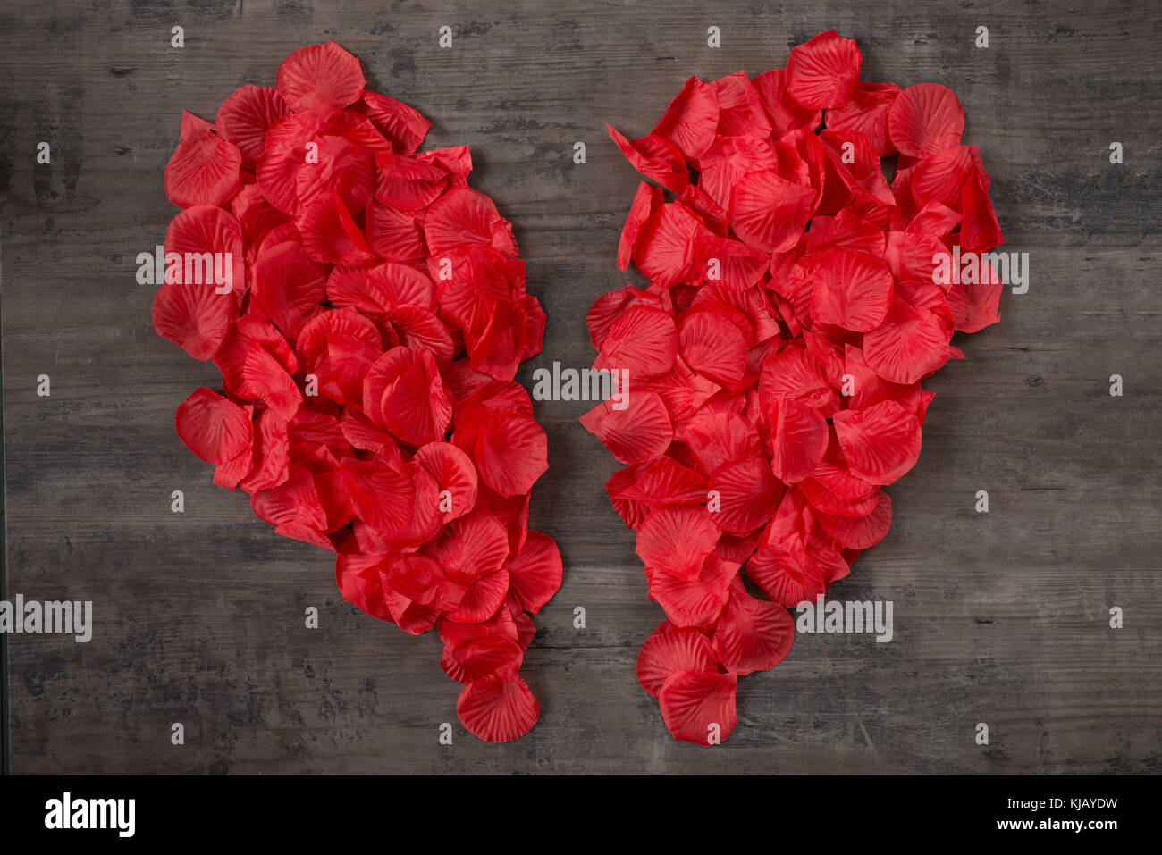 Red rose broken heart hi-res stock photography and images - Alamy