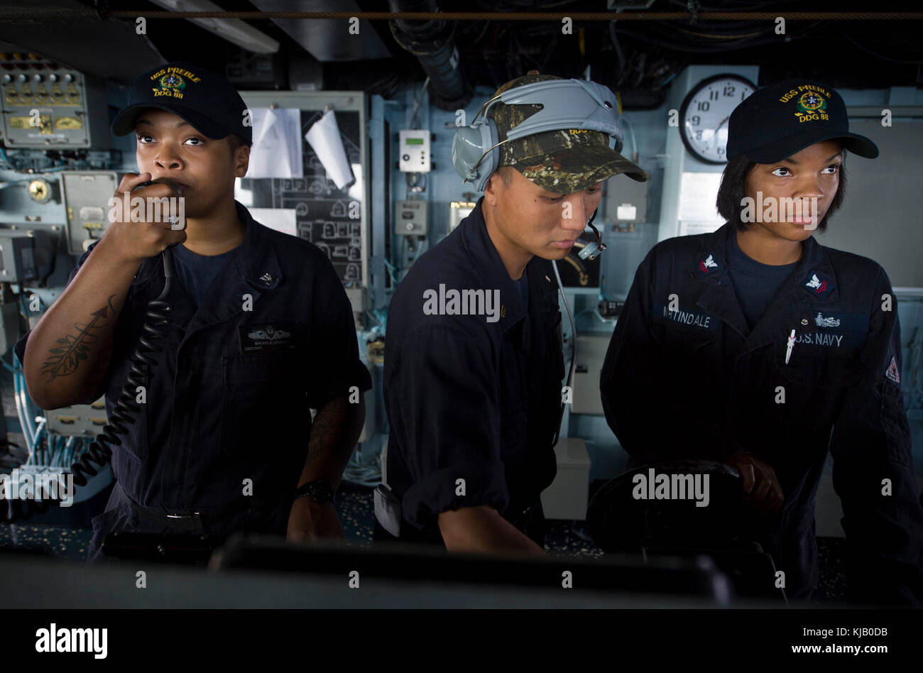 PACIFIC OCEAN (Nov. 18, 2017) Quartermaster 2nd Class Mikayla B. Lovett ...