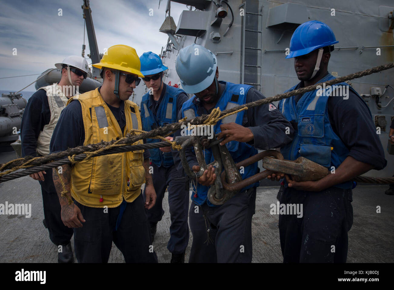 PACIFIC OCEAN (Nov. 18, 2017) Sailors connect a span wire rig to the ...