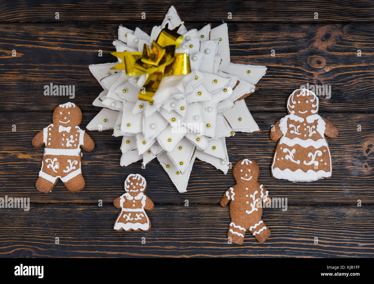 Top view of gingerbread Christmas tree with cute gingerbread family on ...