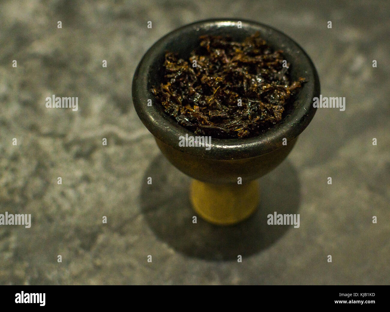 hookah hookah preparation Stock Photo - Alamy