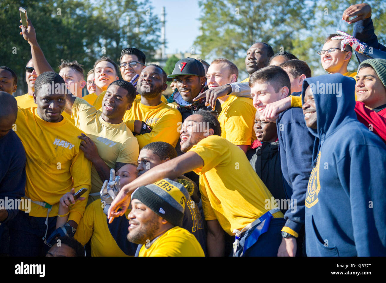 NORFOLK (Nov. 10, 2017) Fox Sports analyst and former NFL quarterback ...