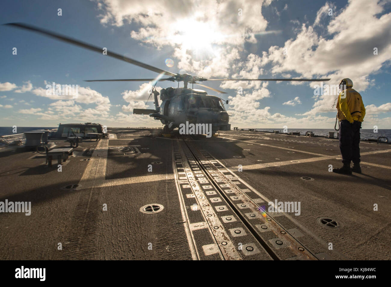 PACIFIC OCEAN (Nov. 13, 2017) Boatswain’s Mate 3rd Class Rey Cordova ...