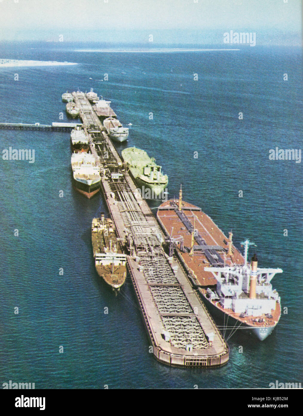 Oil loading hi-res stock photography and images - Alamy