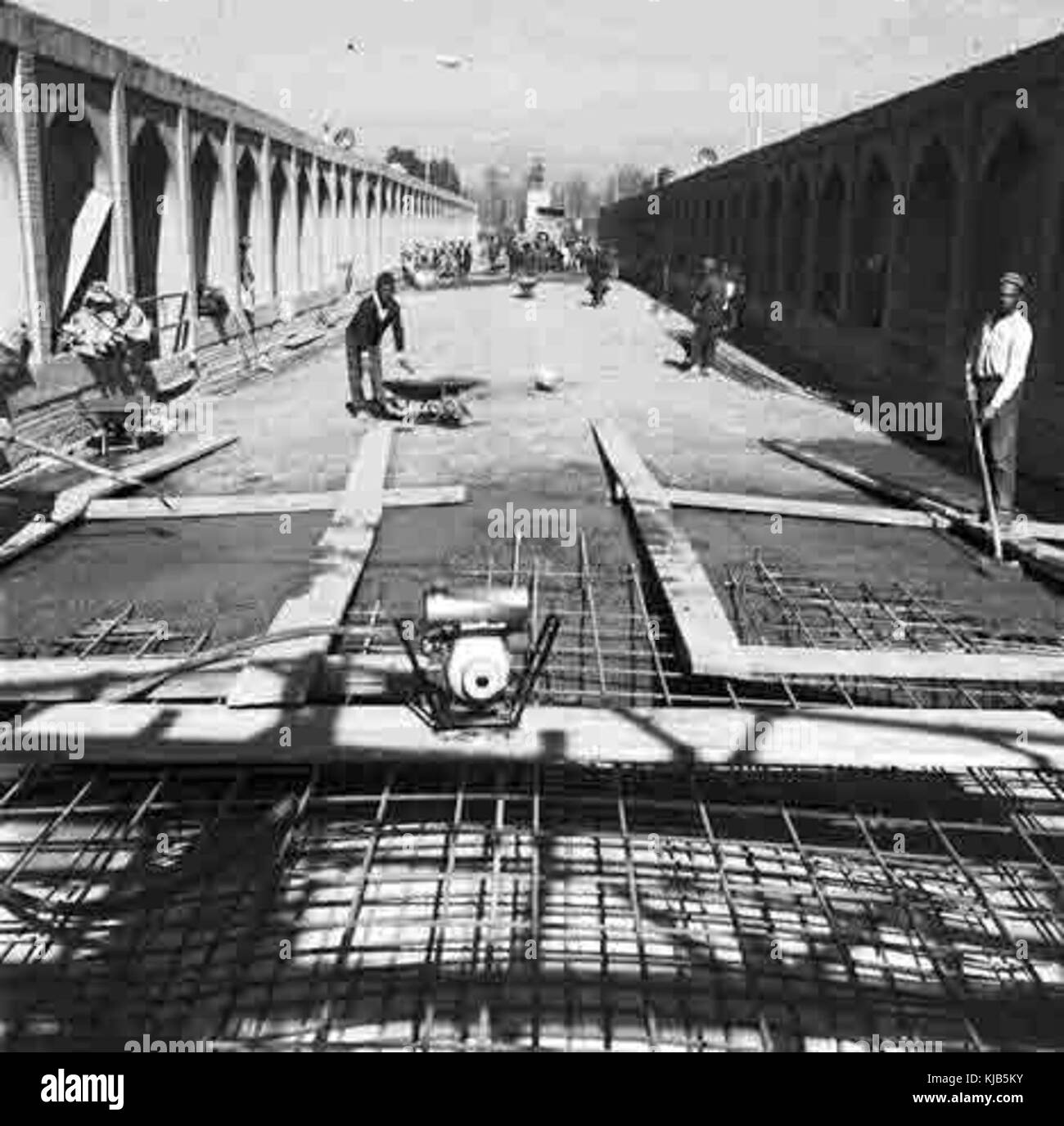 Paving of Si o se Pol 2 Stock Photo - Alamy