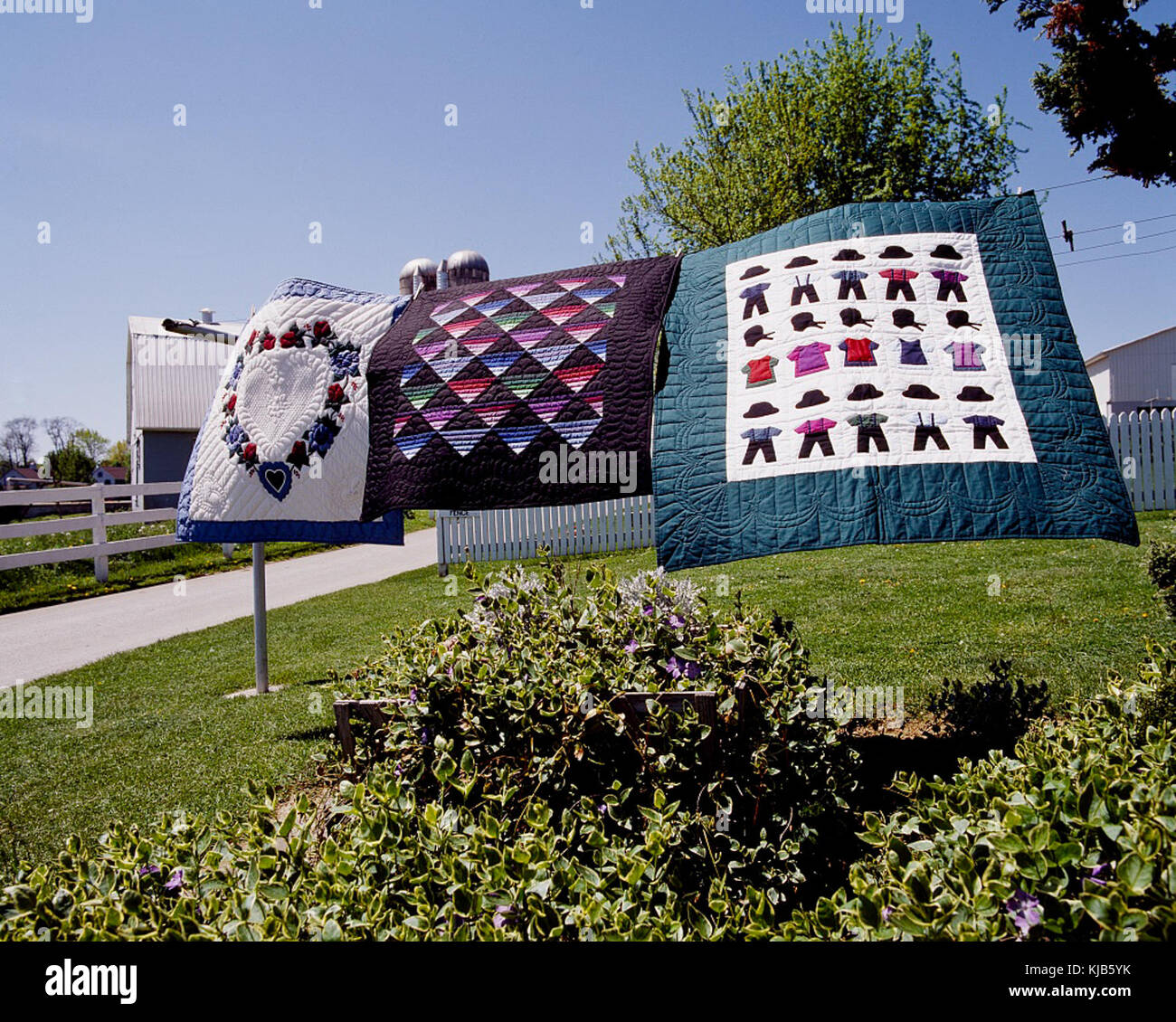 Amish quilts hi-res stock photography and images - Alamy