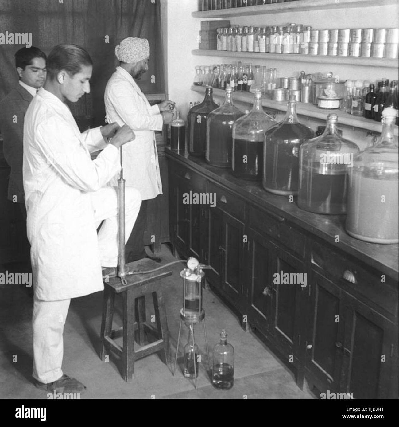 Research laboratory 1940s hi-res stock photography and images - Alamy