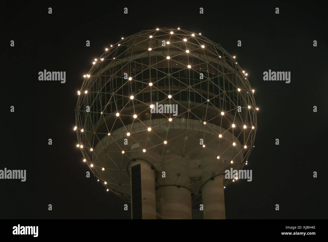 Tx skyline at night with reunion tower hi-res stock photography and ...