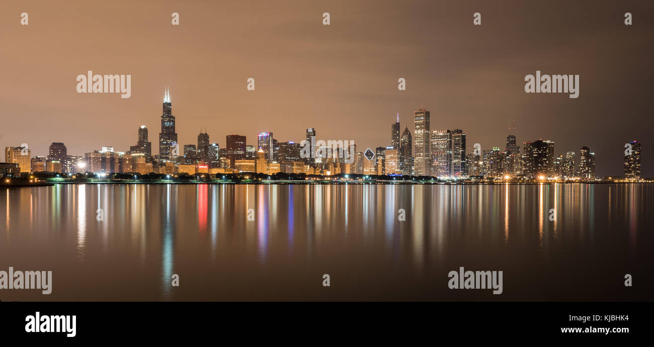 View of the Chicago Skyline over Lake Michigan at night Stock Photo - Alamy